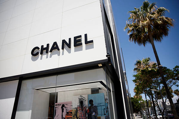 Những Influencer của Nga cắt bỏ những chiếc túi Chanel khi thương hiệu ...
